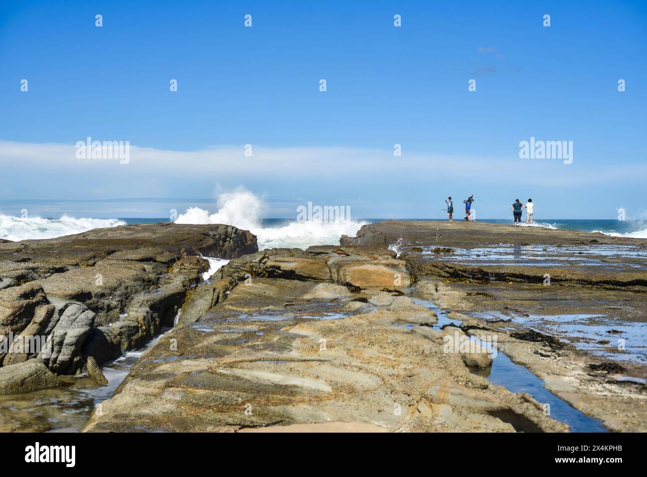Huge waves crash rocks hi-res stock photography and images - Alamy