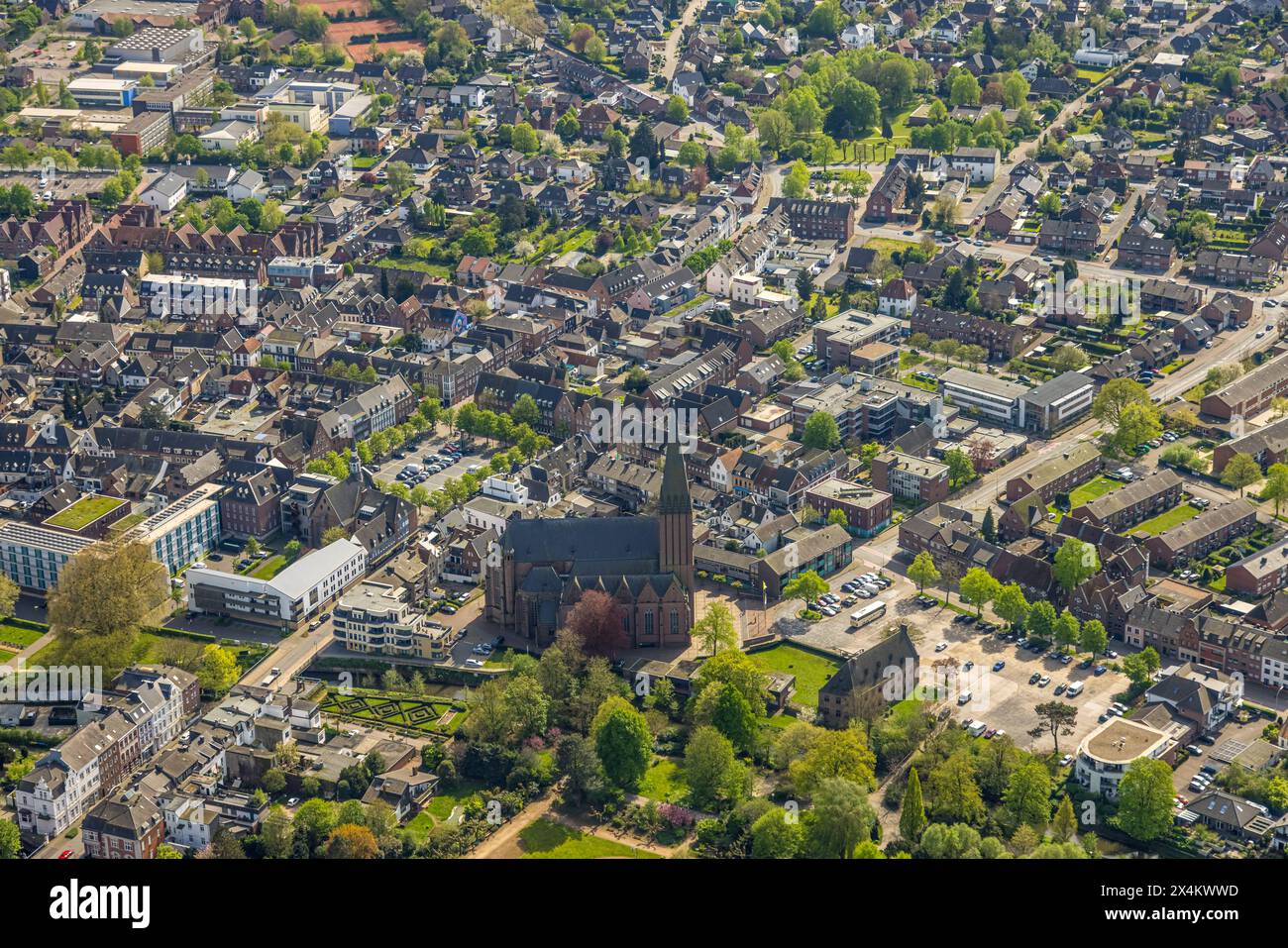 Luftbild, kath. Pfarrkirche St.-Maria-Magdalena am Stadtpark, Klosterplatz, Rathaus Goch und ...