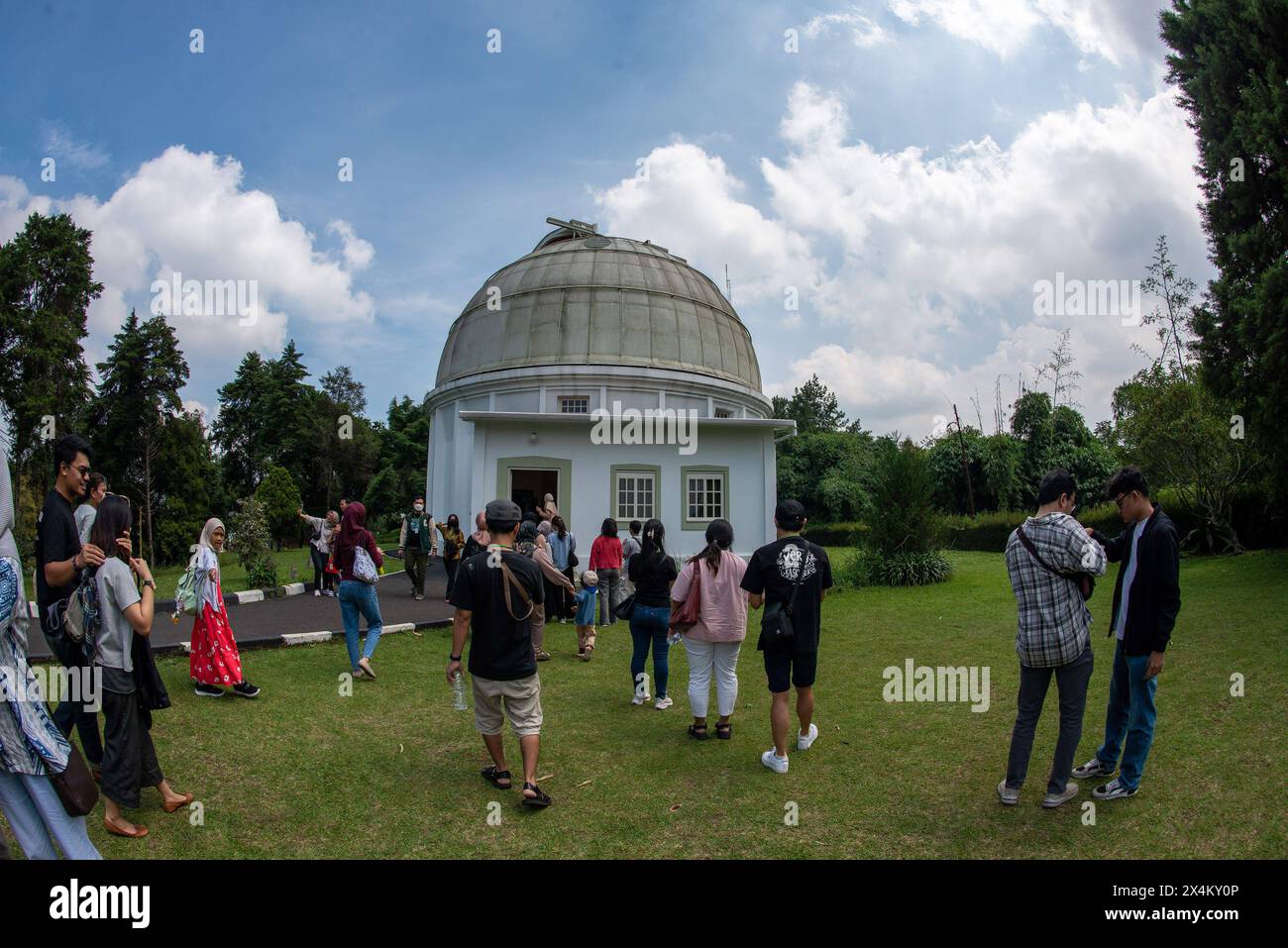 THE FIRST MODERN OBSERVATORY IN SOUTHEAST ASIA Visitors enter the Zeiss ...