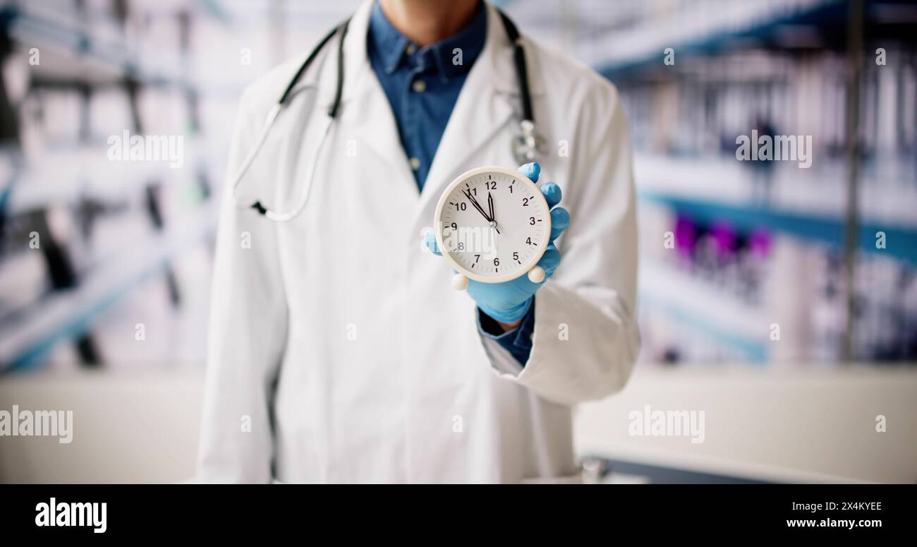 Doctor watch time hi-res stock photography and images - Alamy