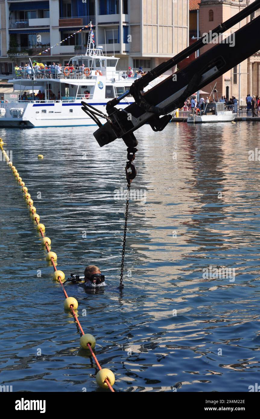 Underwater mooring installation for new pontoons Stock Photo - Alamy