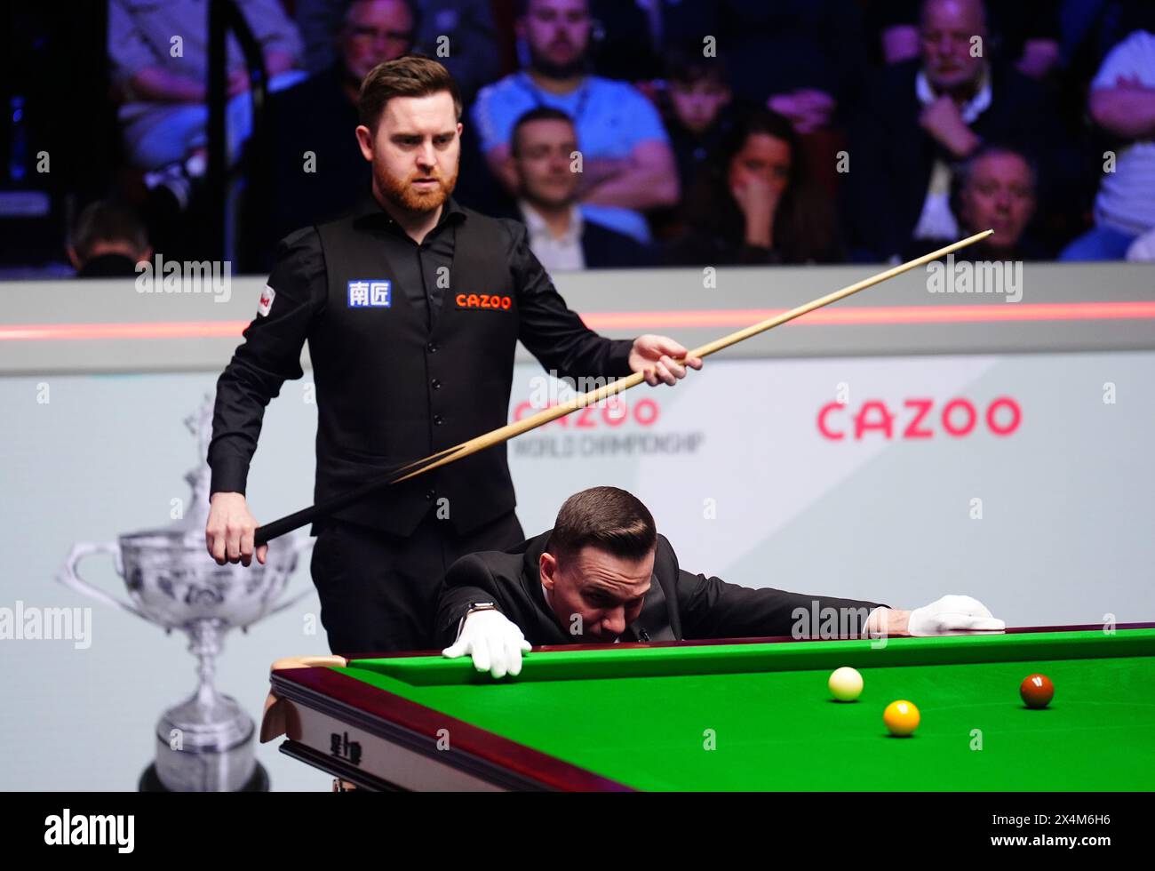 Snooker referee Marcel Eckardt positions the white ball infront of Jak ...