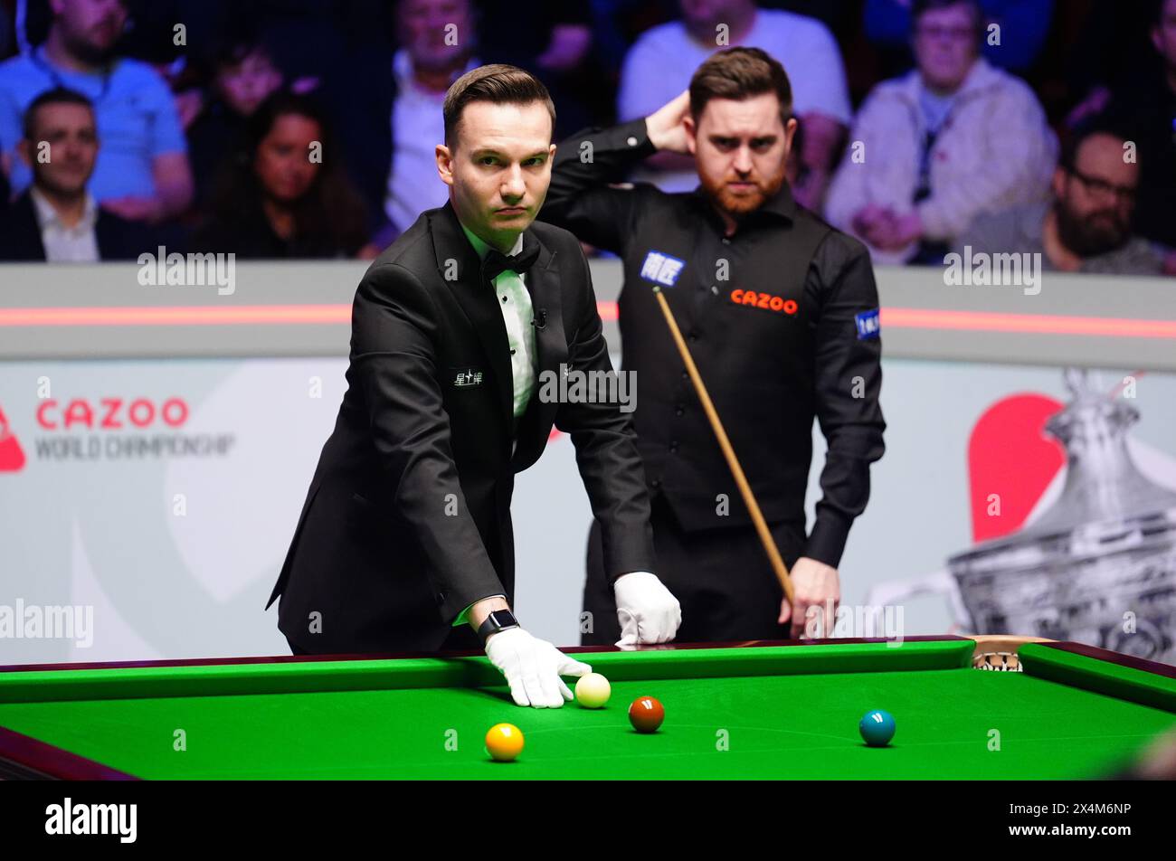 Snooker referee Marcel Eckardt positions the white ball infront of Jak ...