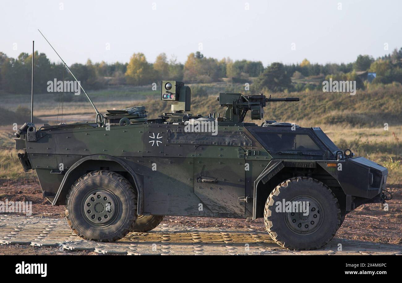 Ein Spähwagen Fennek der Bundeswehr auf dem Truppenübungsplatz ...