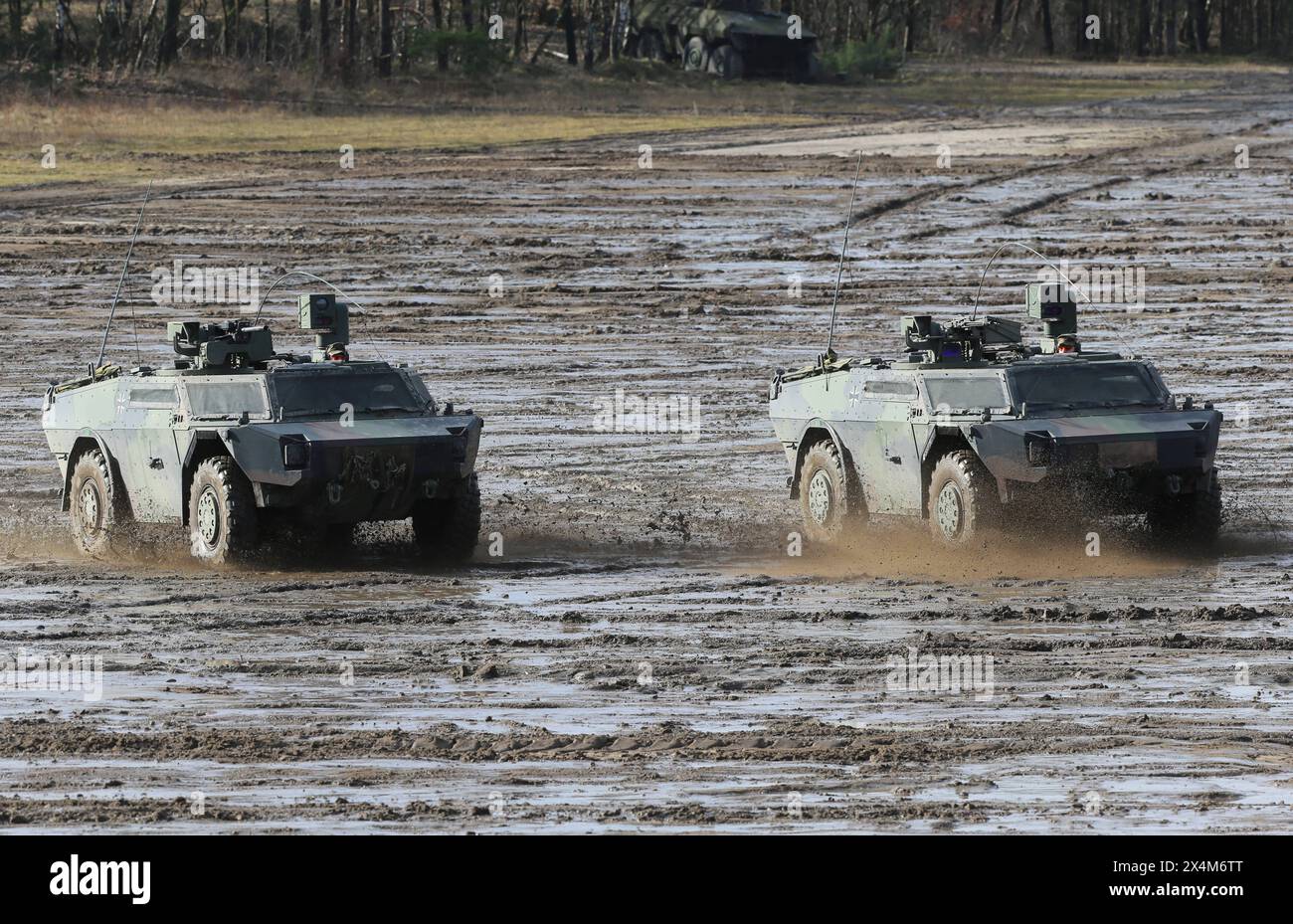 Zwei Spähwagen Fennek der Bundeswehr auf dem Truppenübungspatz Munster ...
