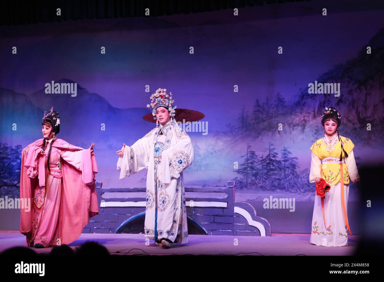 (240504) -- HAIKOU, May 4, 2024 (Xinhua) -- Lin Fang (R) and Chen Kehan ...