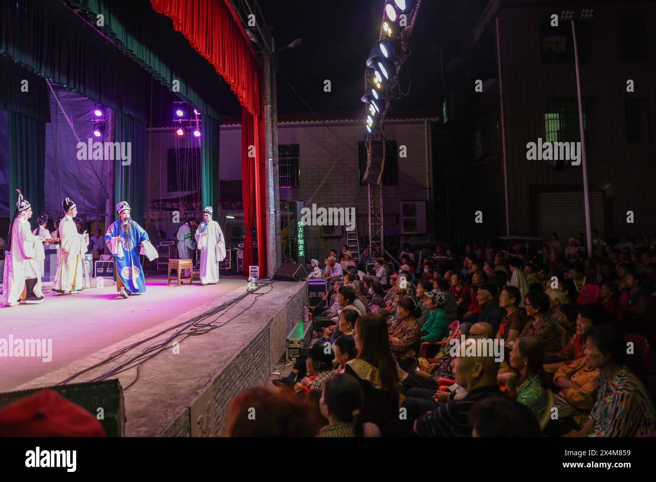 (240504) -- HAIKOU, May 4, 2024 (Xinhua) -- Residents watch a ...