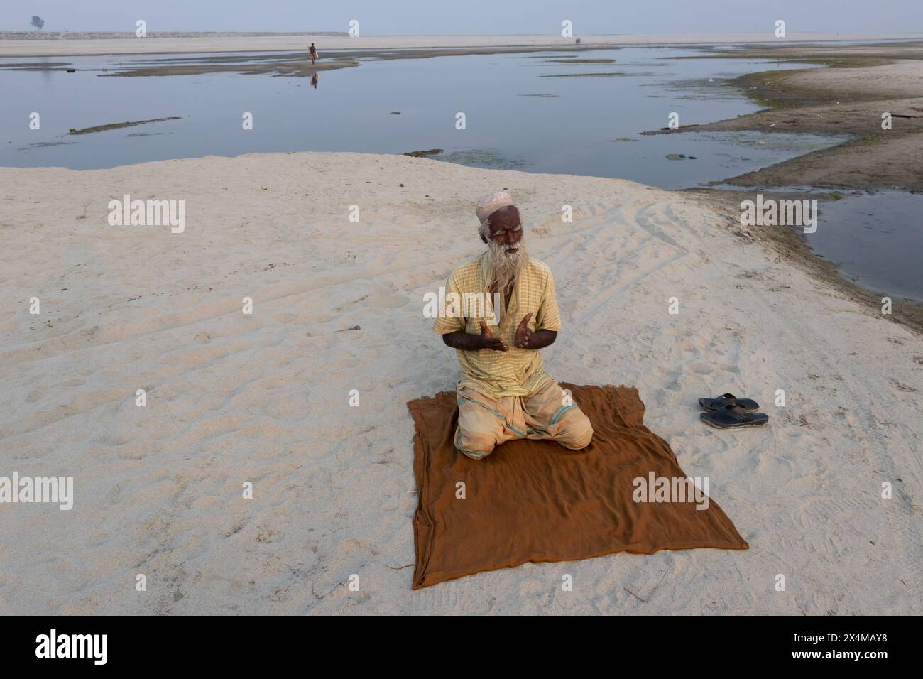 People taking water dry land hi-res stock photography and images - Alamy