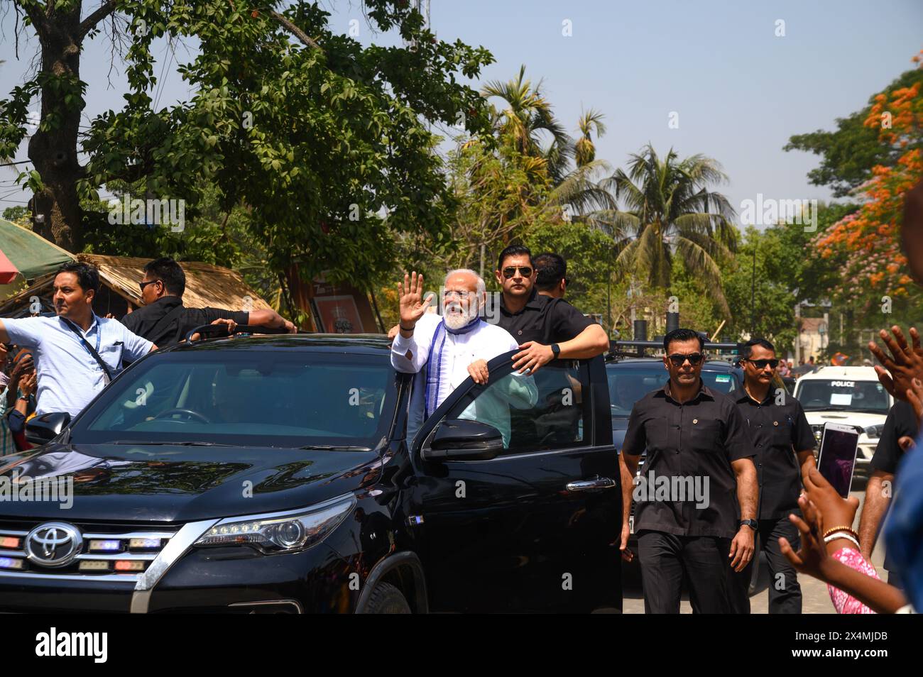 Indian Prime Minister Narendra Modi waved his hand to more than 10000 ...