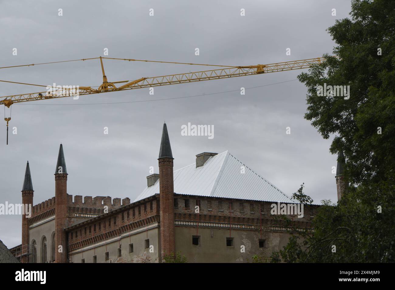 Bei der Sanierung des Schlosses Broock wird mithilfe von einem Kran das ...