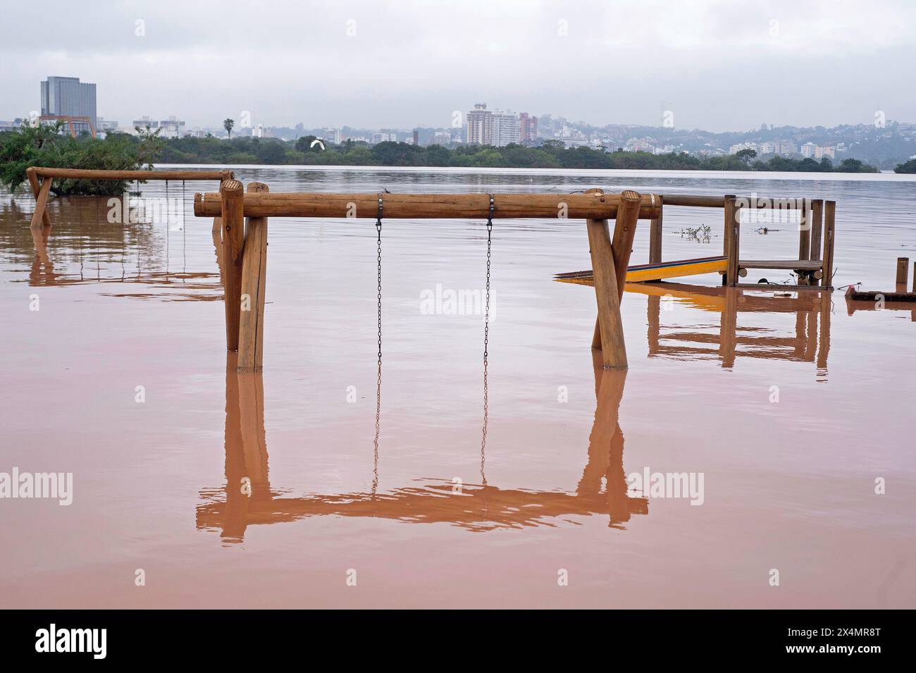Porto Alegre, Brazil. 04th May, 2024. View of the Guaíba River edge in ...