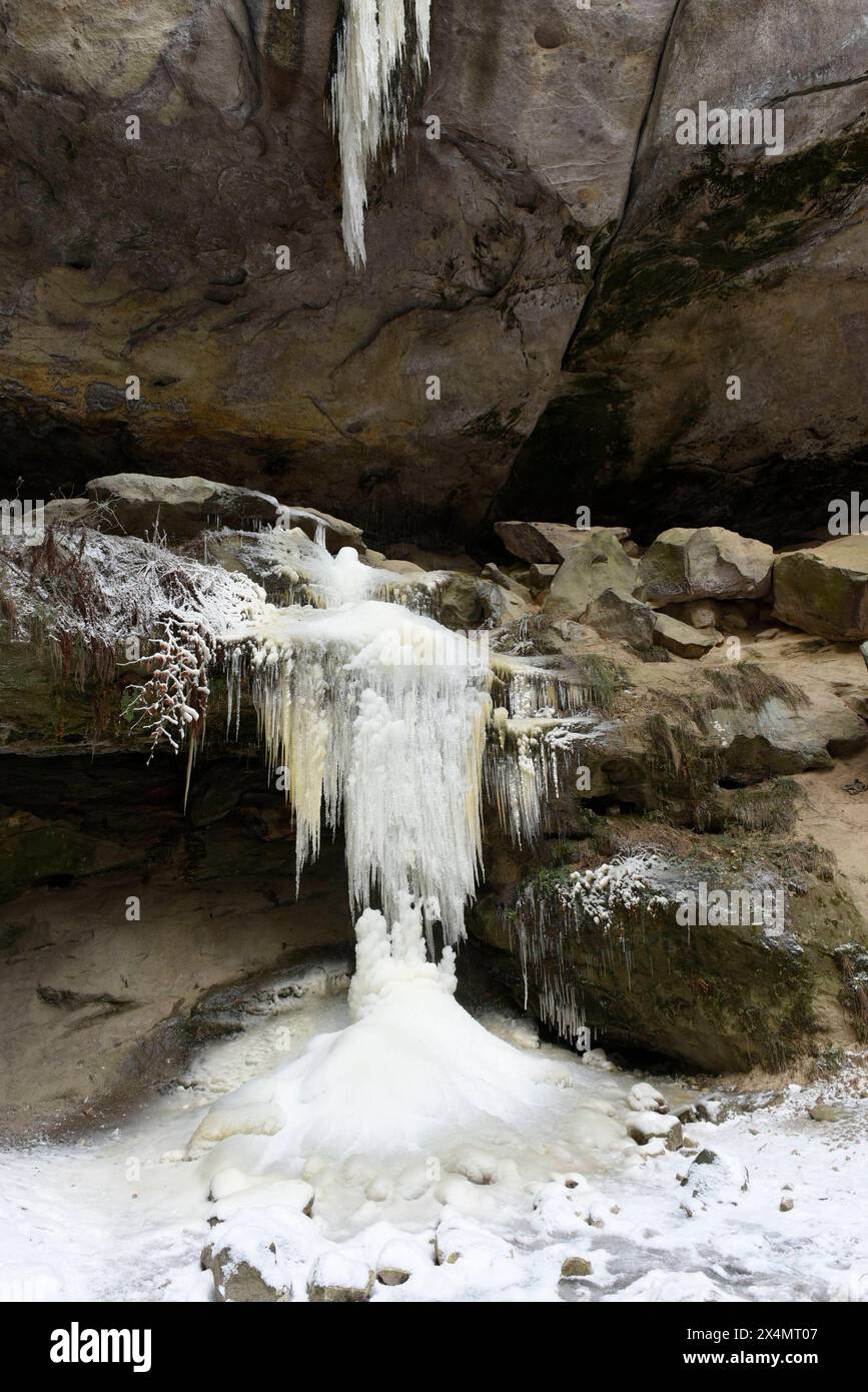 In der Gautschgrotte fließt Wasser den Felsen herunter und bildet eine ...