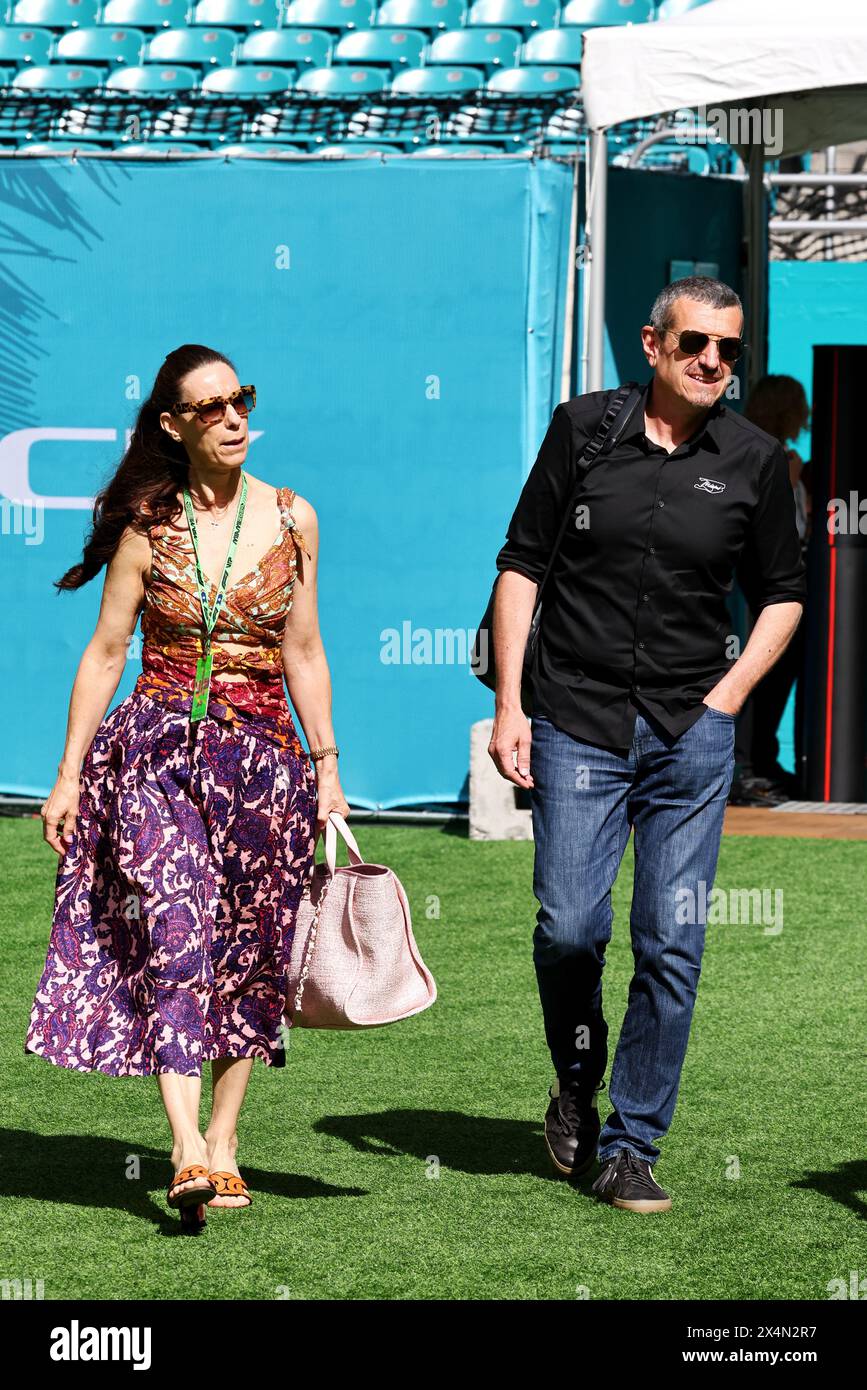 Guenther Steiner (ITA) RTL F1 TV Presenter (Right) with his wife Greta ...