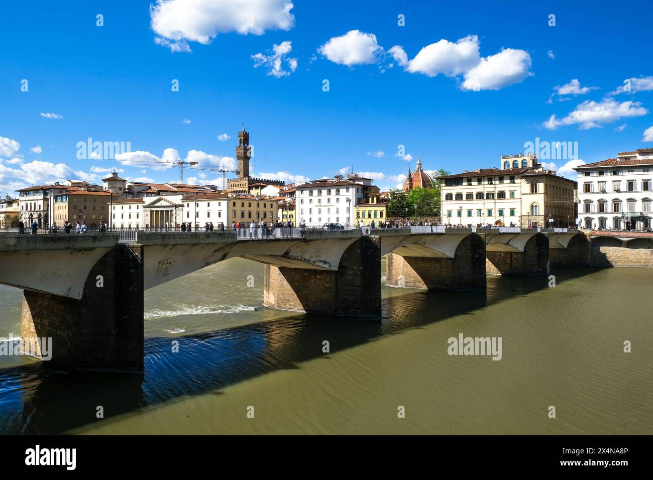 Firenze, vedute lungo la riva dell'Arno verso i palazzi di epoca ...