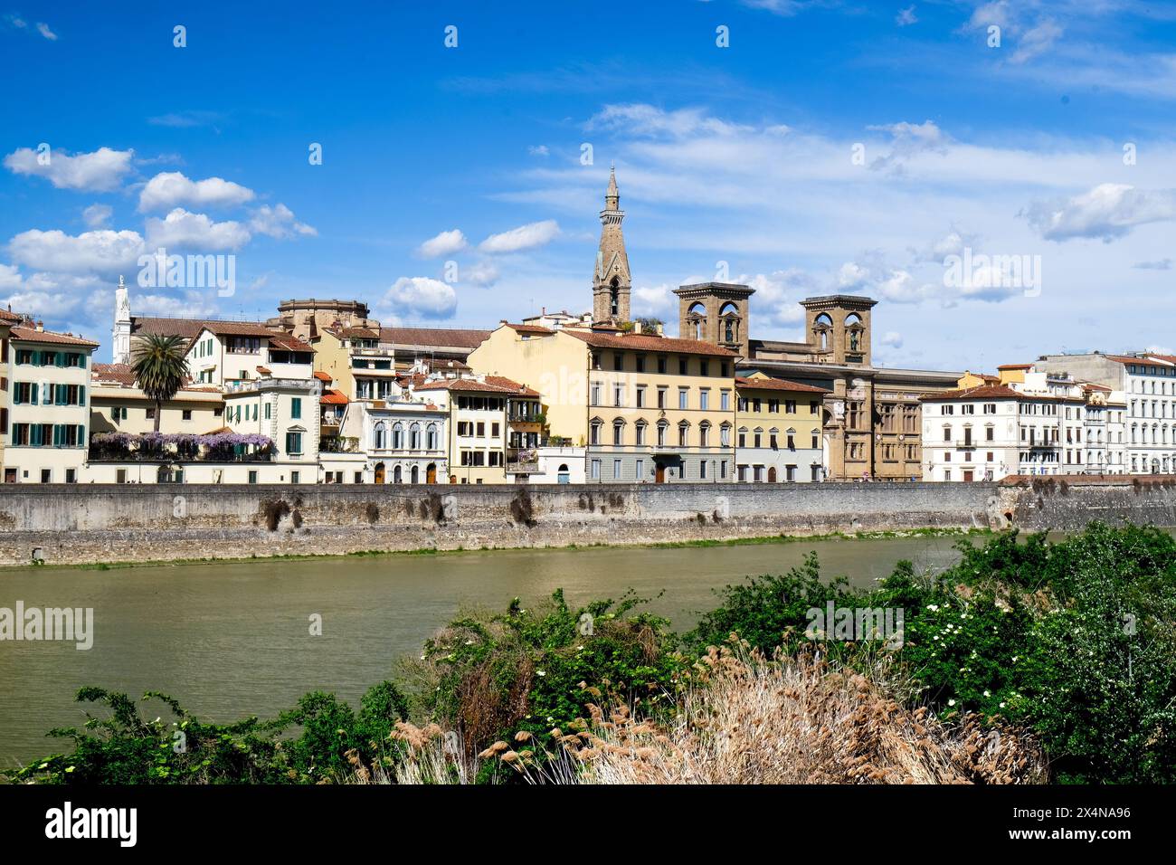 Firenze, vedute lungo la riva dell'Arno verso i palazzi di epoca ...