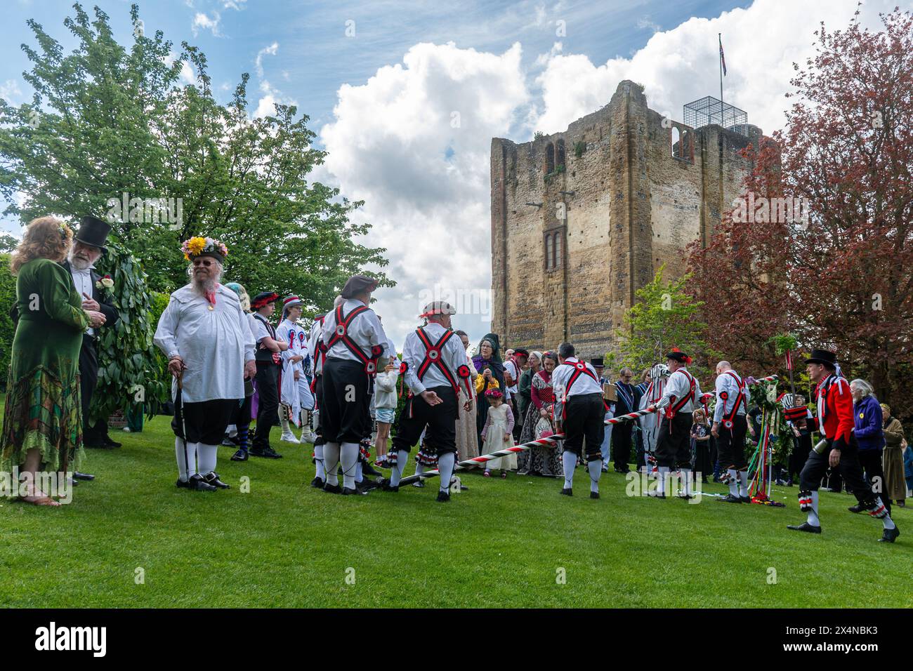 Pilgrim morris dance team erecting the summerpole hi-res stock ...