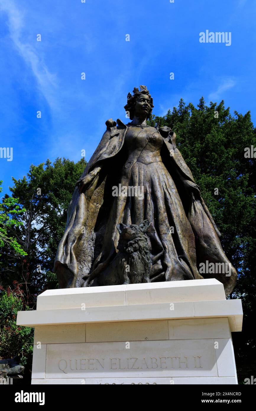 The first memorial statue to Queen Elizabeth II in the Library Gardens ...