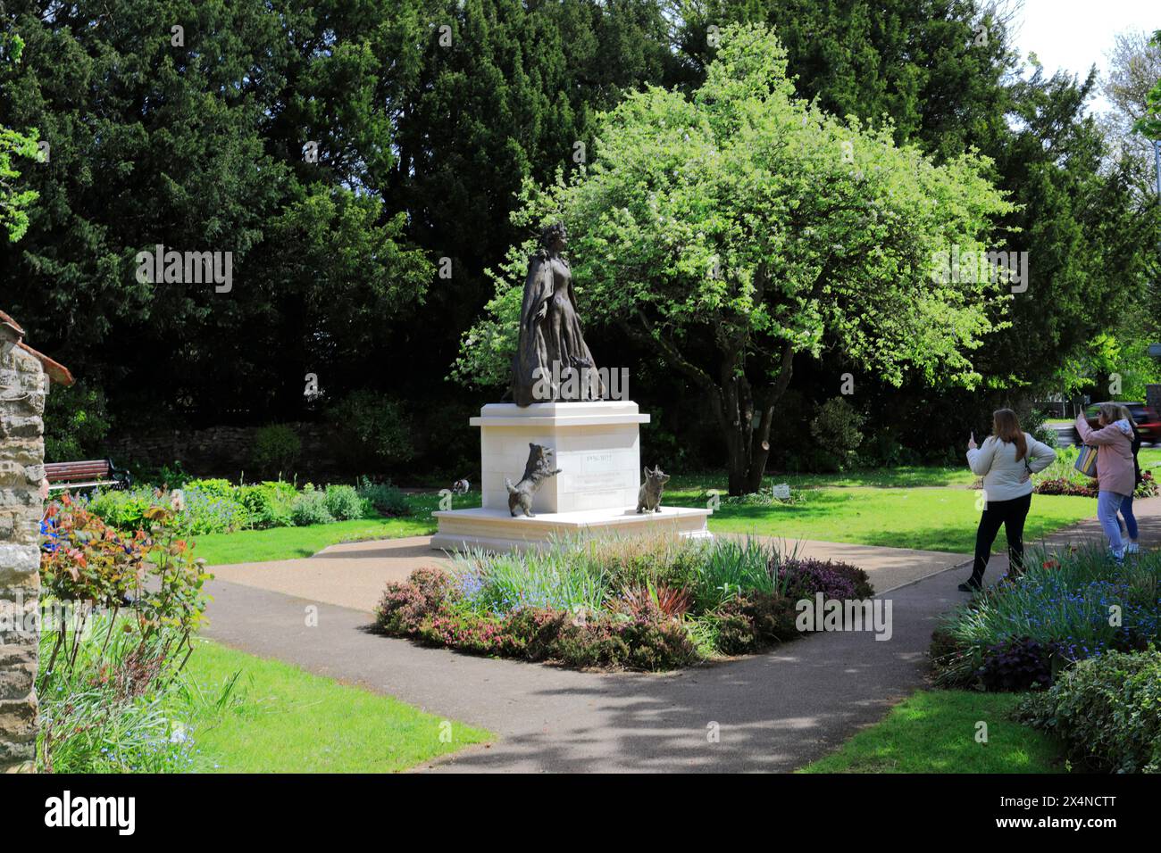 The first memorial statue to Queen Elizabeth II in the Library Gardens ...