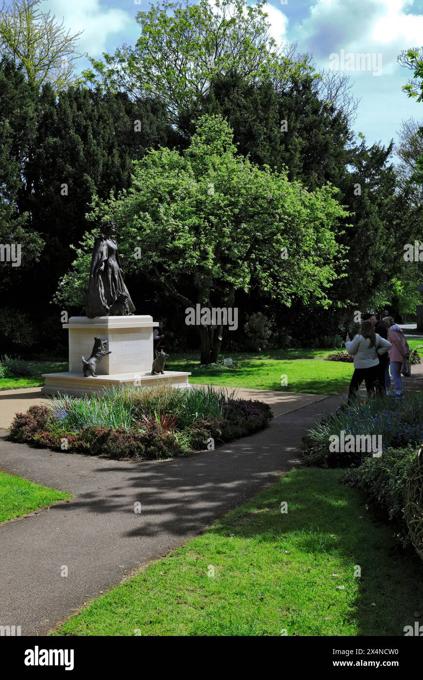 The first memorial statue to Queen Elizabeth II in the Library Gardens ...
