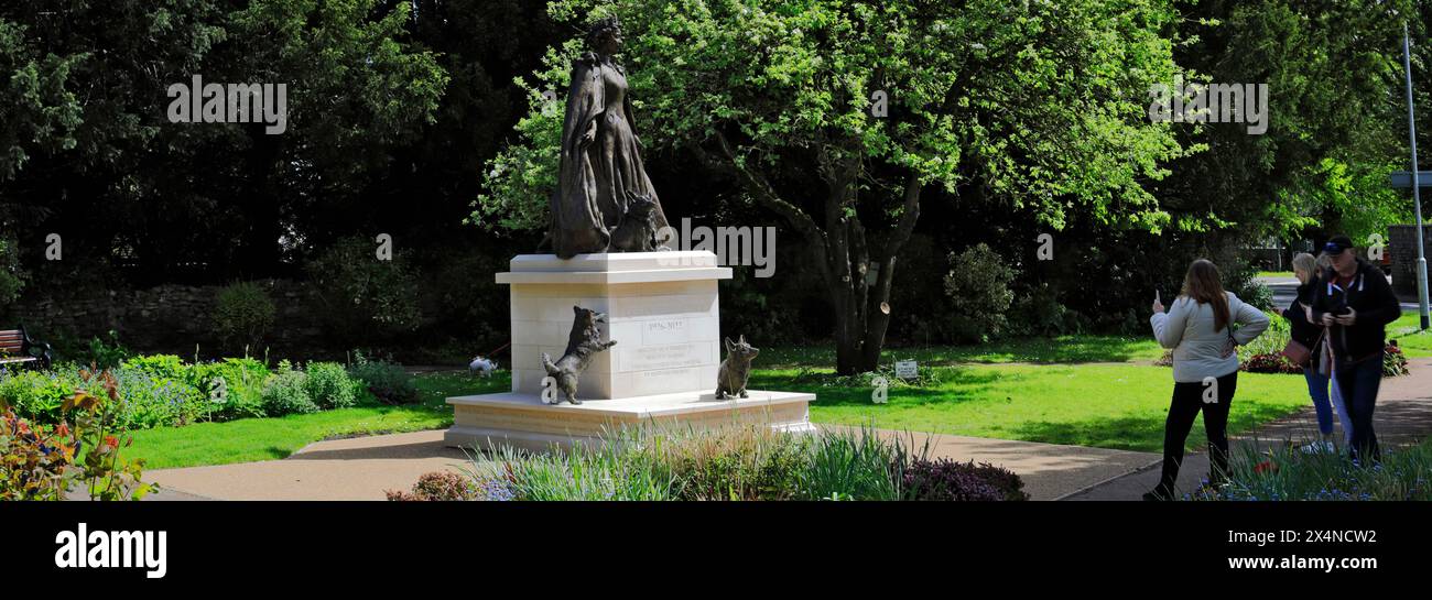 The first memorial statue to Queen Elizabeth II in the Library Gardens ...