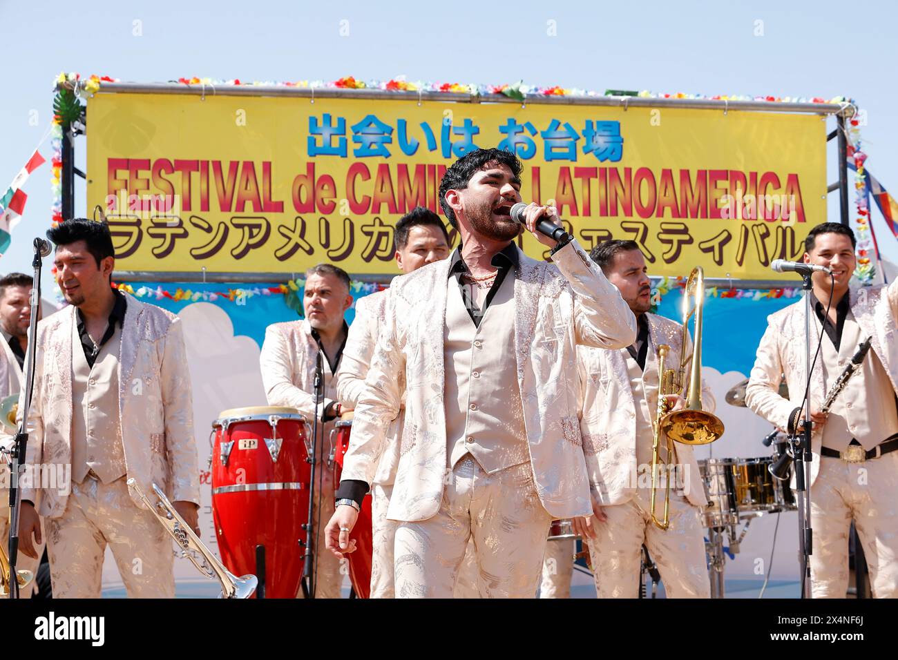 Banda camino hi-res stock photography and images - Alamy