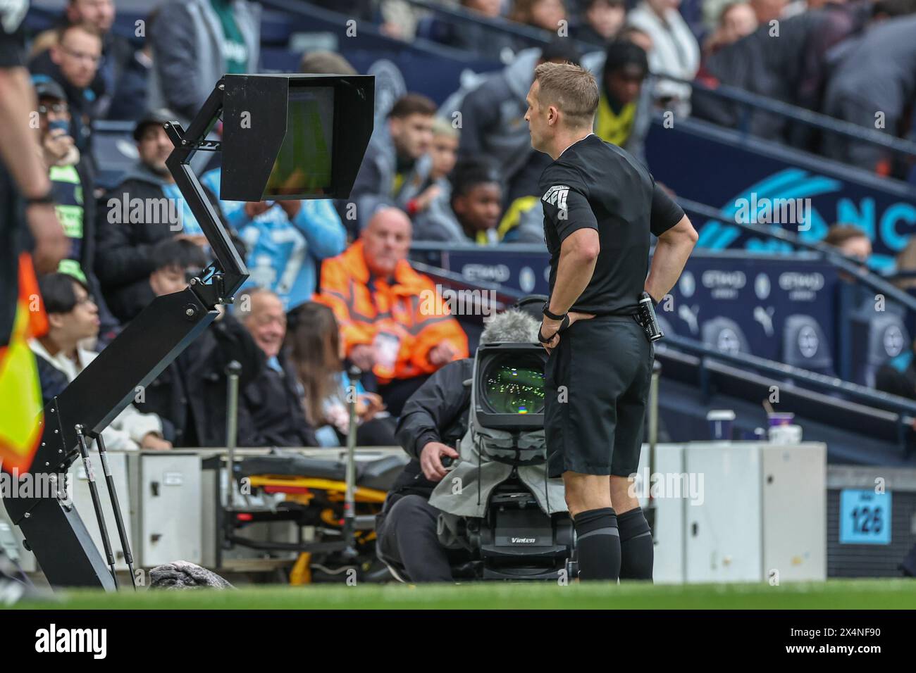 Manchester, UK. 04th May, 2024. Referee Craig Pawson checks VAR for a ...
