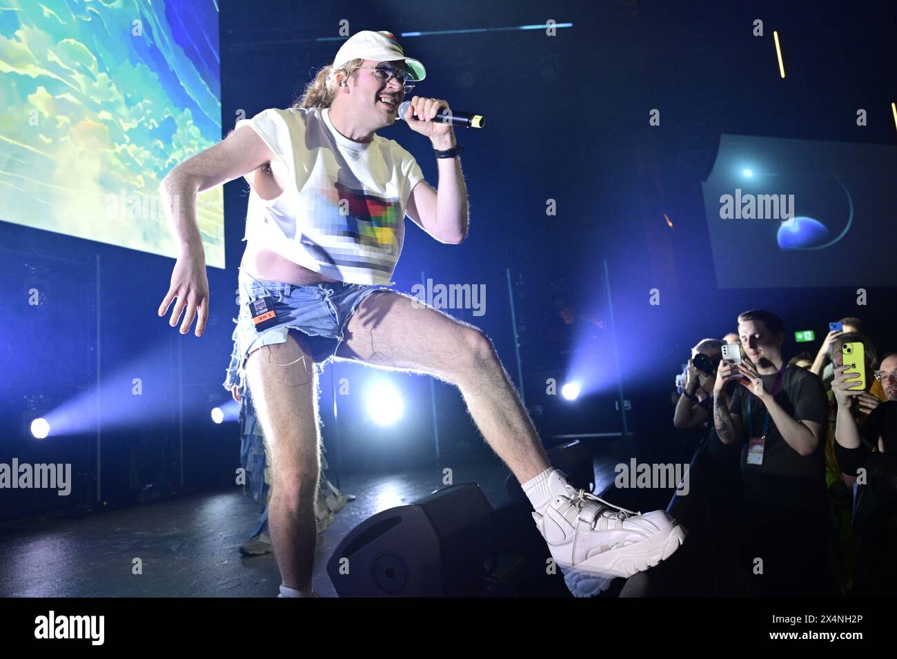 20240504windows95man hi-res stock photography and images - Alamy