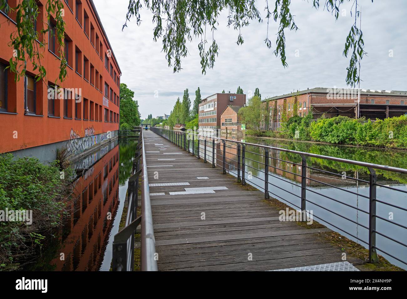 Canal with trees and buildings hi-res stock photography and images - Alamy