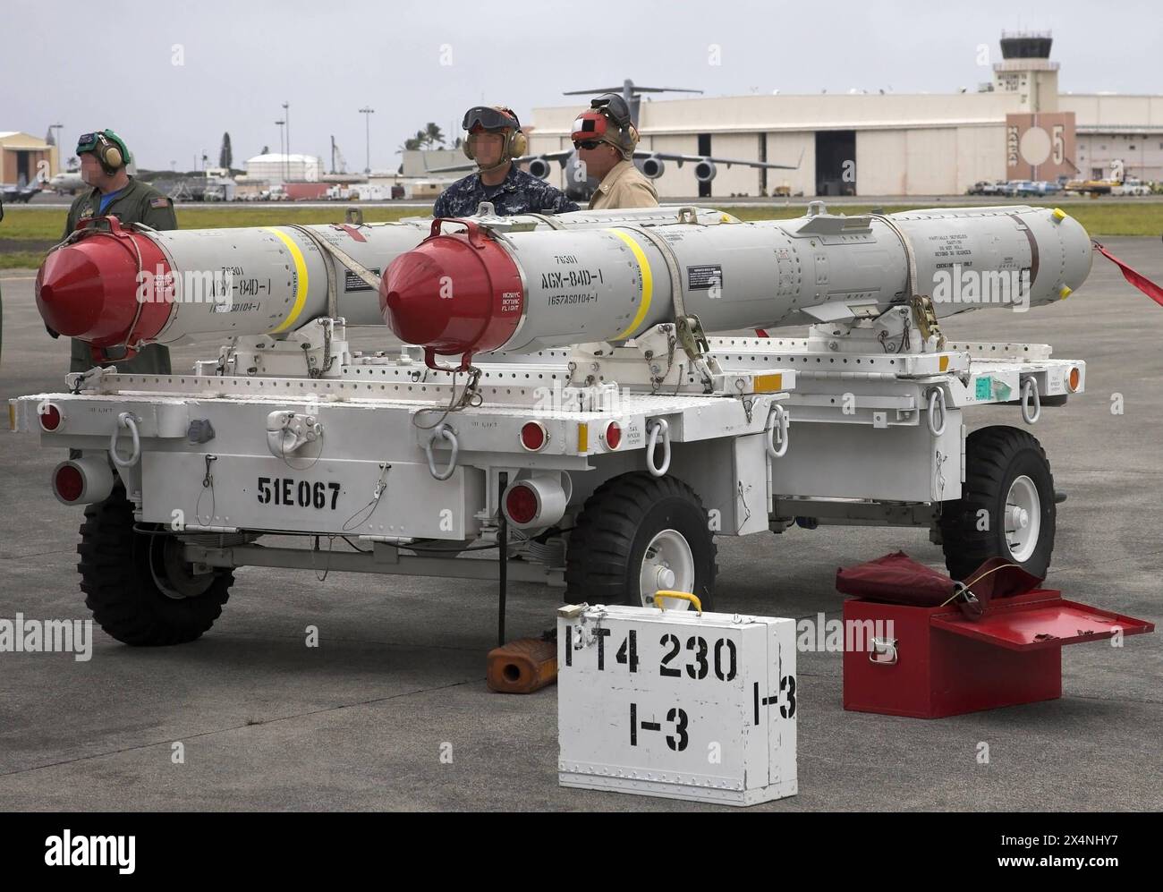 Ein scharfer Seezielflugkörper vom Typ Boeing AGM-84D Harpoon wird an ...