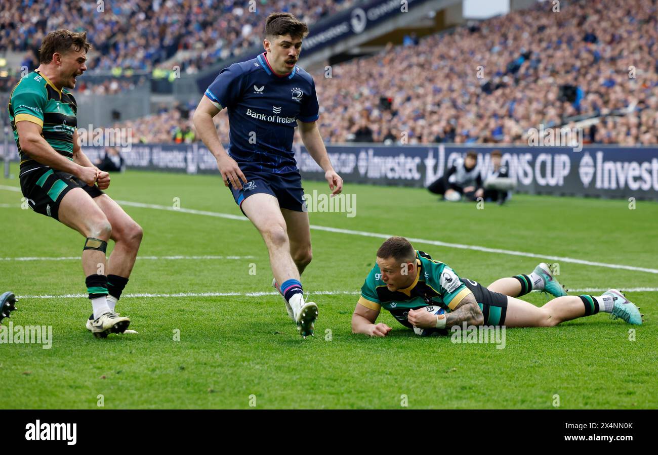Northampton Saints' Tom Seabrook (right) scores a try during the ...