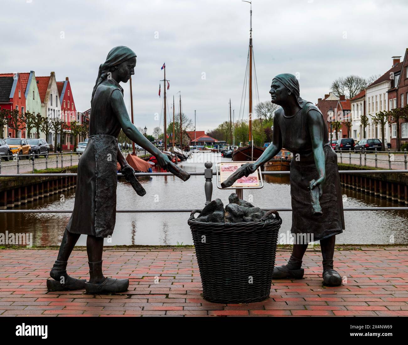 Sculptures of the Torfwieven, peat woman, group of figures by Karl ...