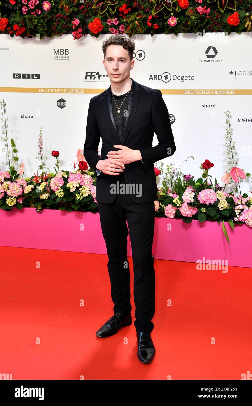 Jonathan Berlin bei der 74. Verleihung des Deutschen Filmpreises 2024 ...