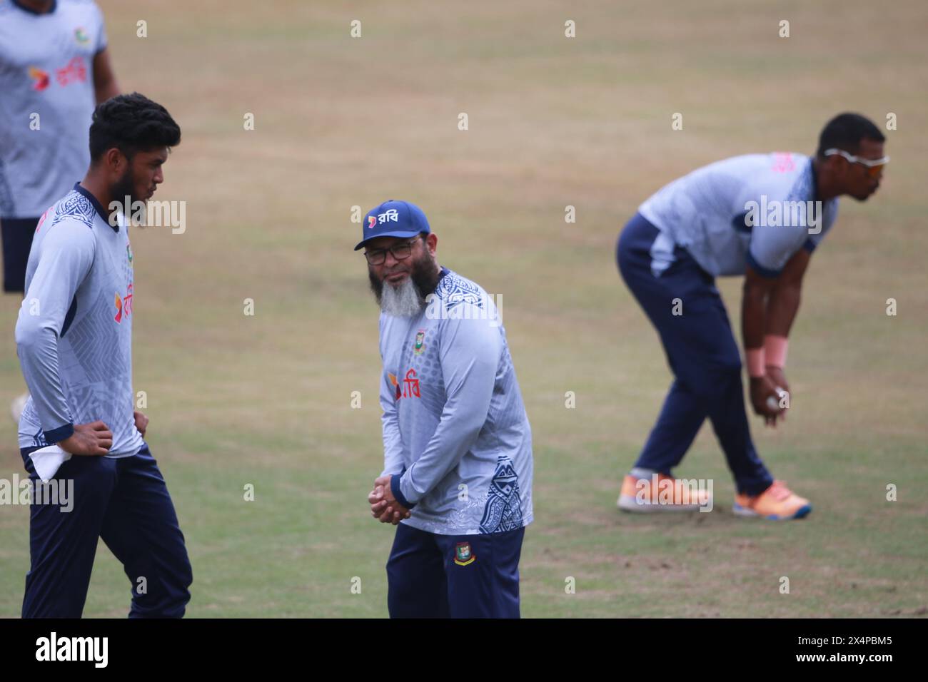 Pakistani spine legend Mushtaq Ahmed (M) join Bangladesh National ...