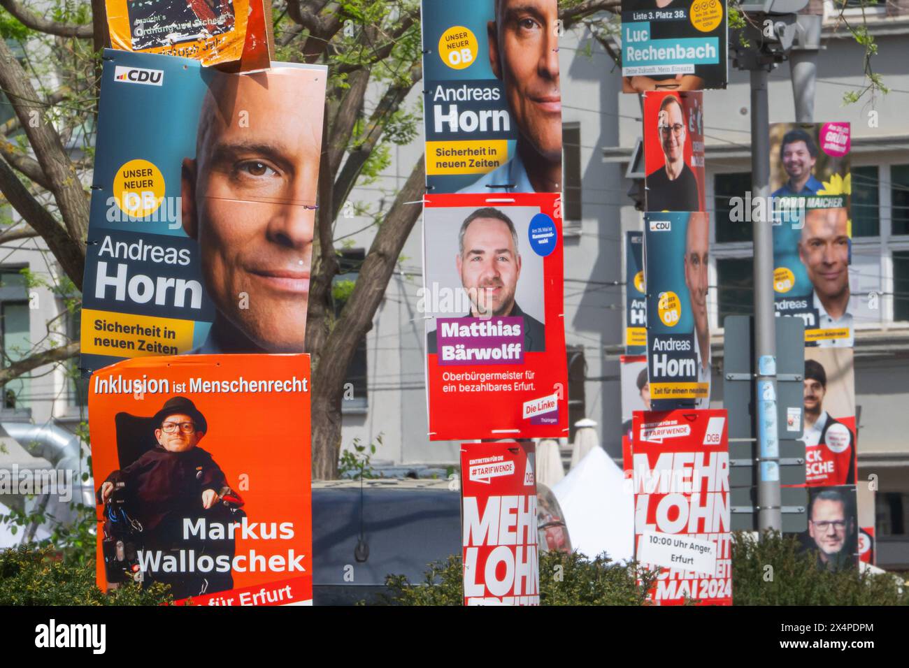 Wahlplakate verschiedener Parteien fuer die Kommunalwahl haengen in der ...