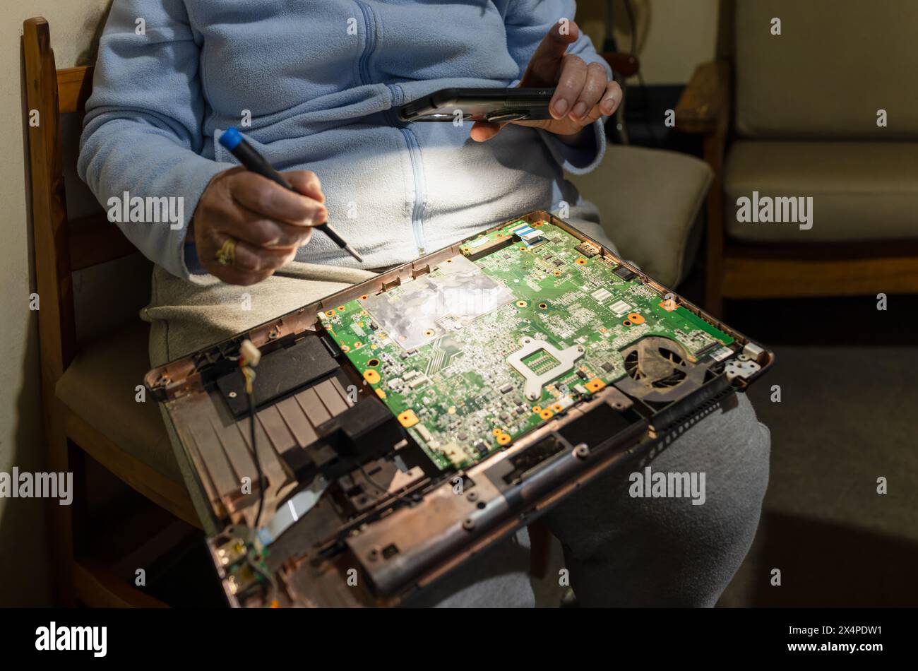 Repairman woman hi-res stock photography and images - Alamy