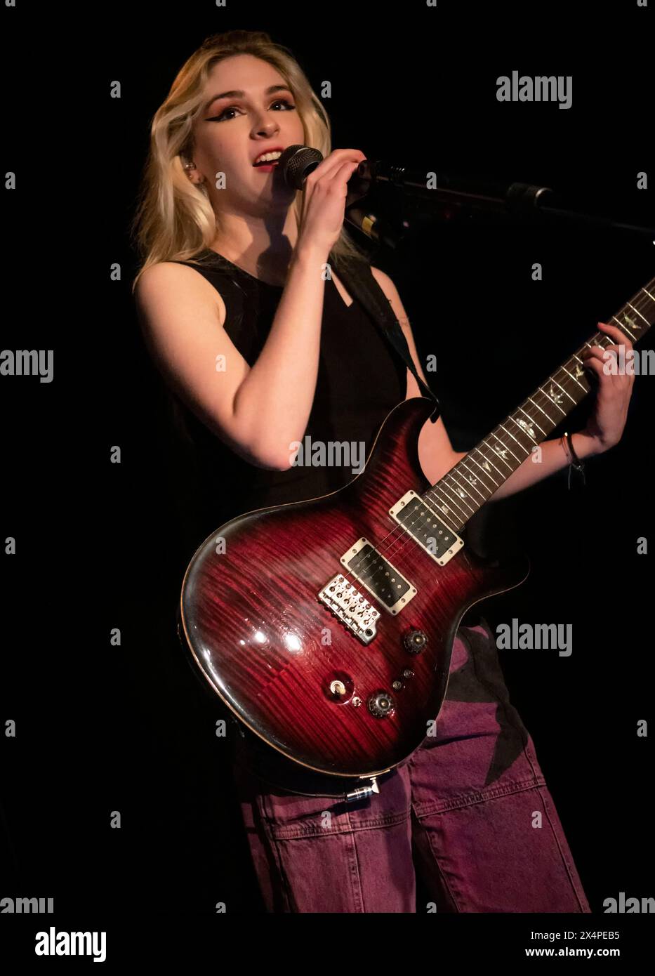 Daniela Villarreal Vélez, The Warning vocalist, guitarist, live in ...