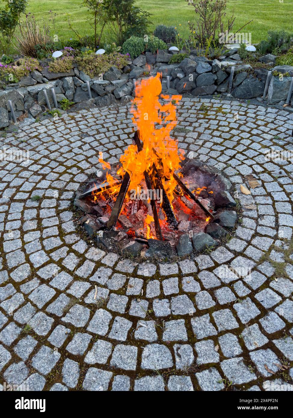 Campfire at a fire pit in the garden Stock Photo - Alamy