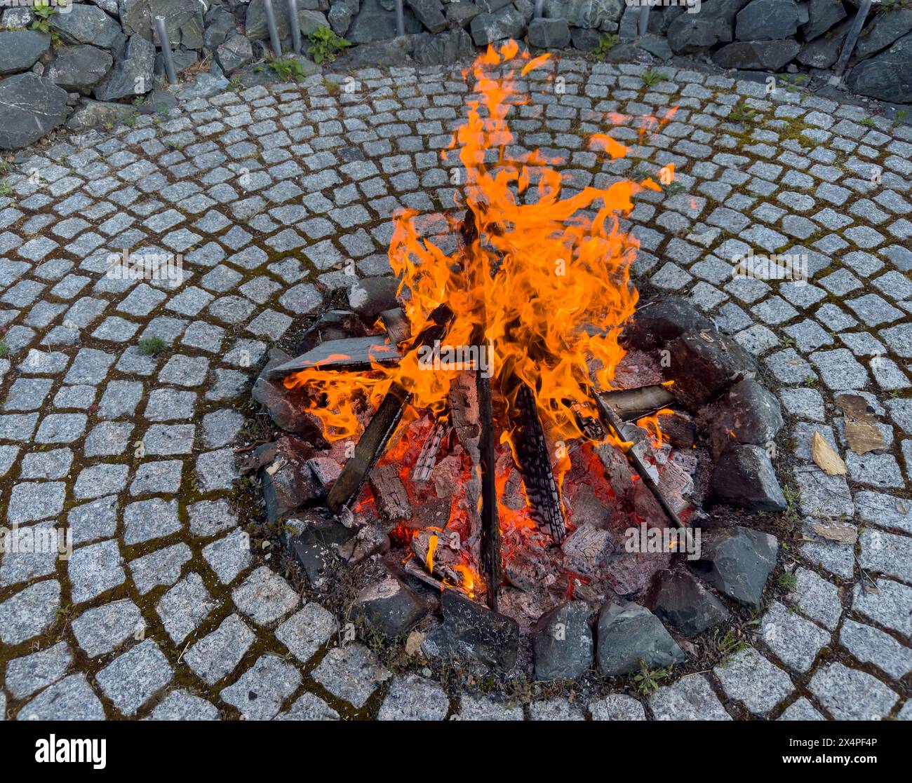Campfire at a fire pit in the garden Stock Photo - Alamy