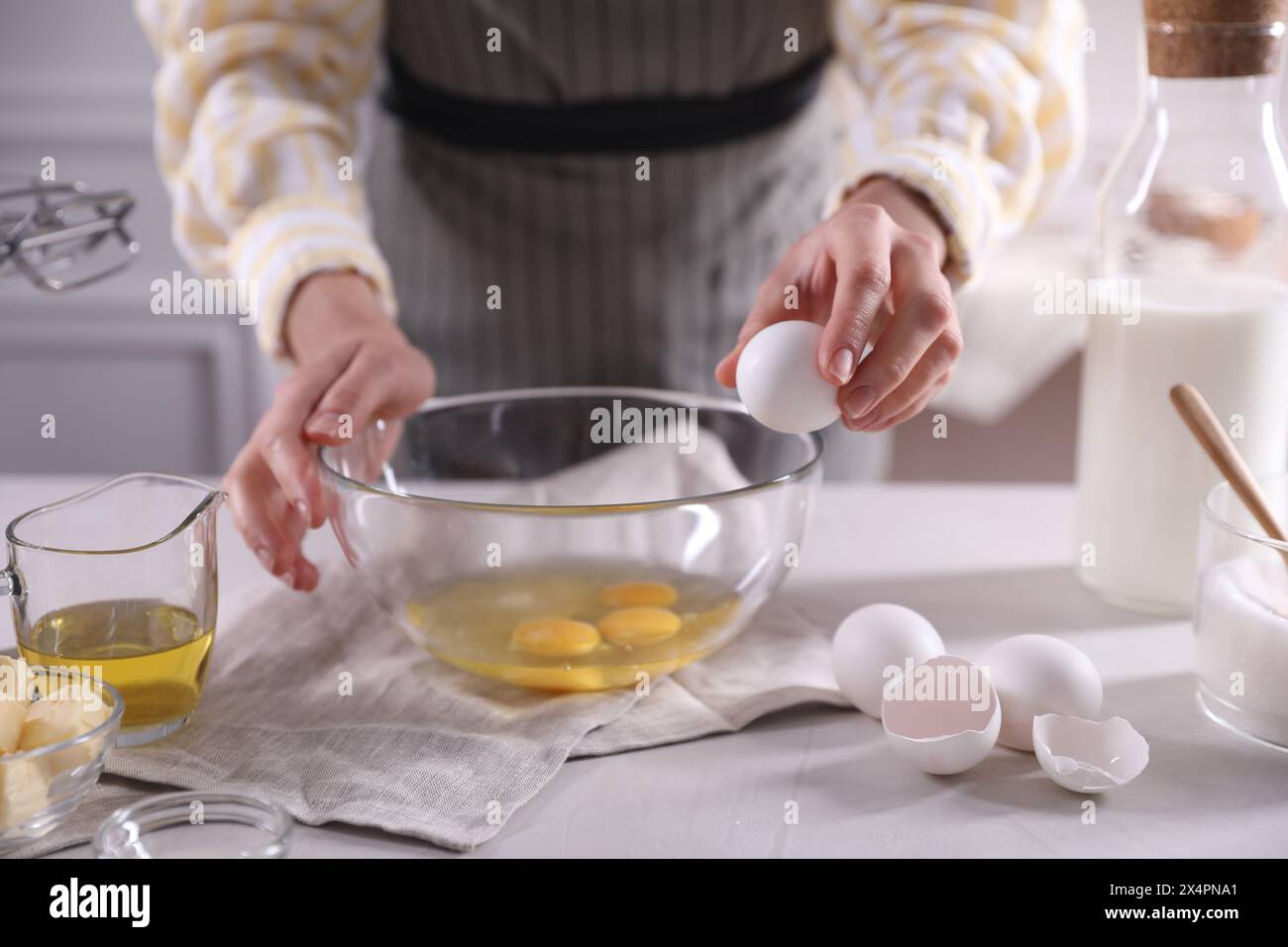 Female hands breaking egg hi-res stock photography and images - Alamy