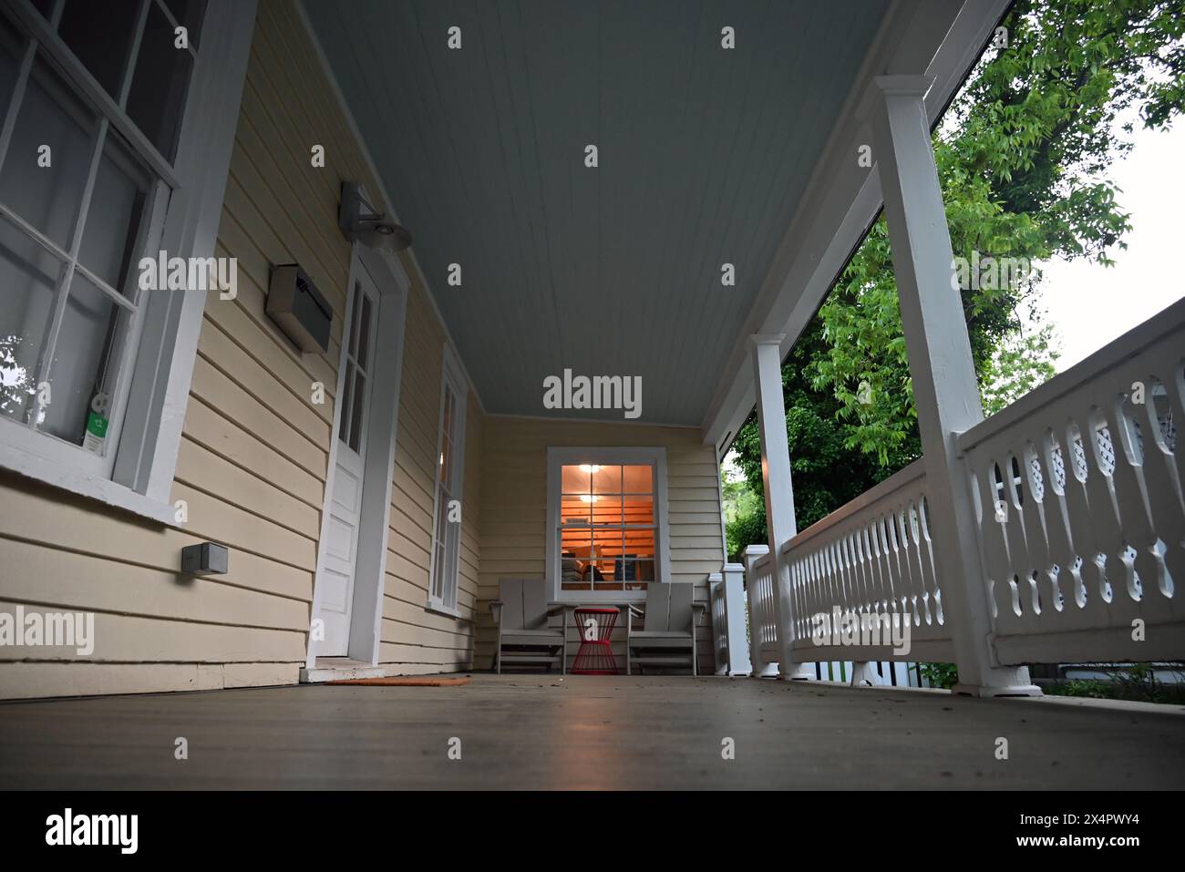 Front porch america hi-res stock photography and images - Alamy
