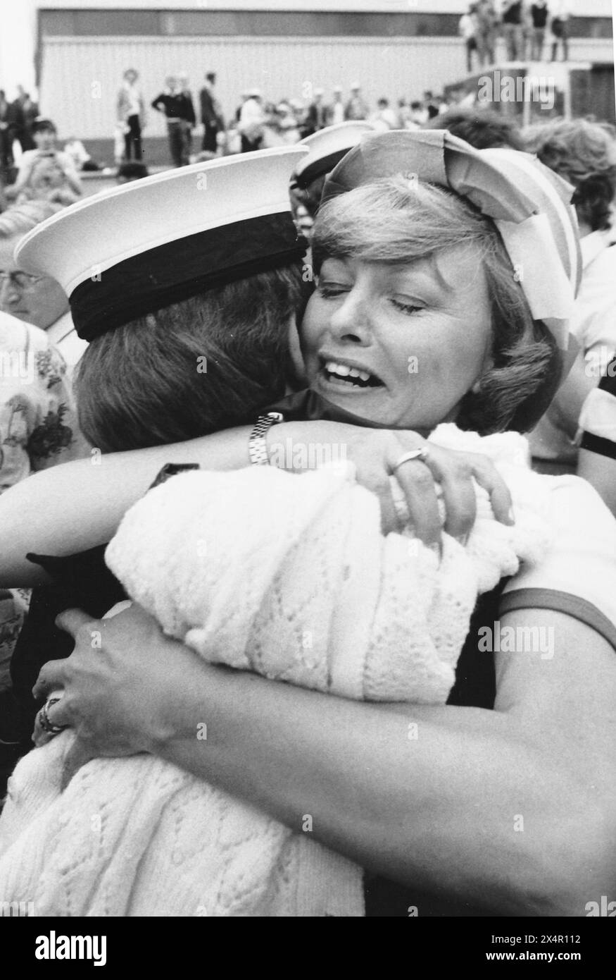 NICHOLAS HUFF WELCOMED HOME MUM DIANA FROM SUFFOLK WHEN HMS GLASGOW ...