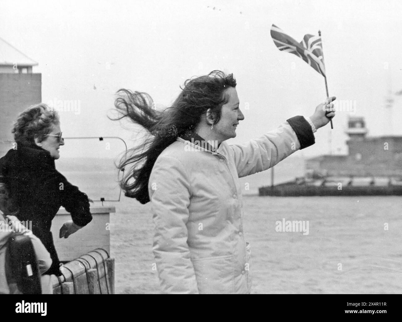 ANNE GOMME WAVES GOODBYE TO HUSBAND HARRY AS HE HEADS TO THE FALKLANDS ...