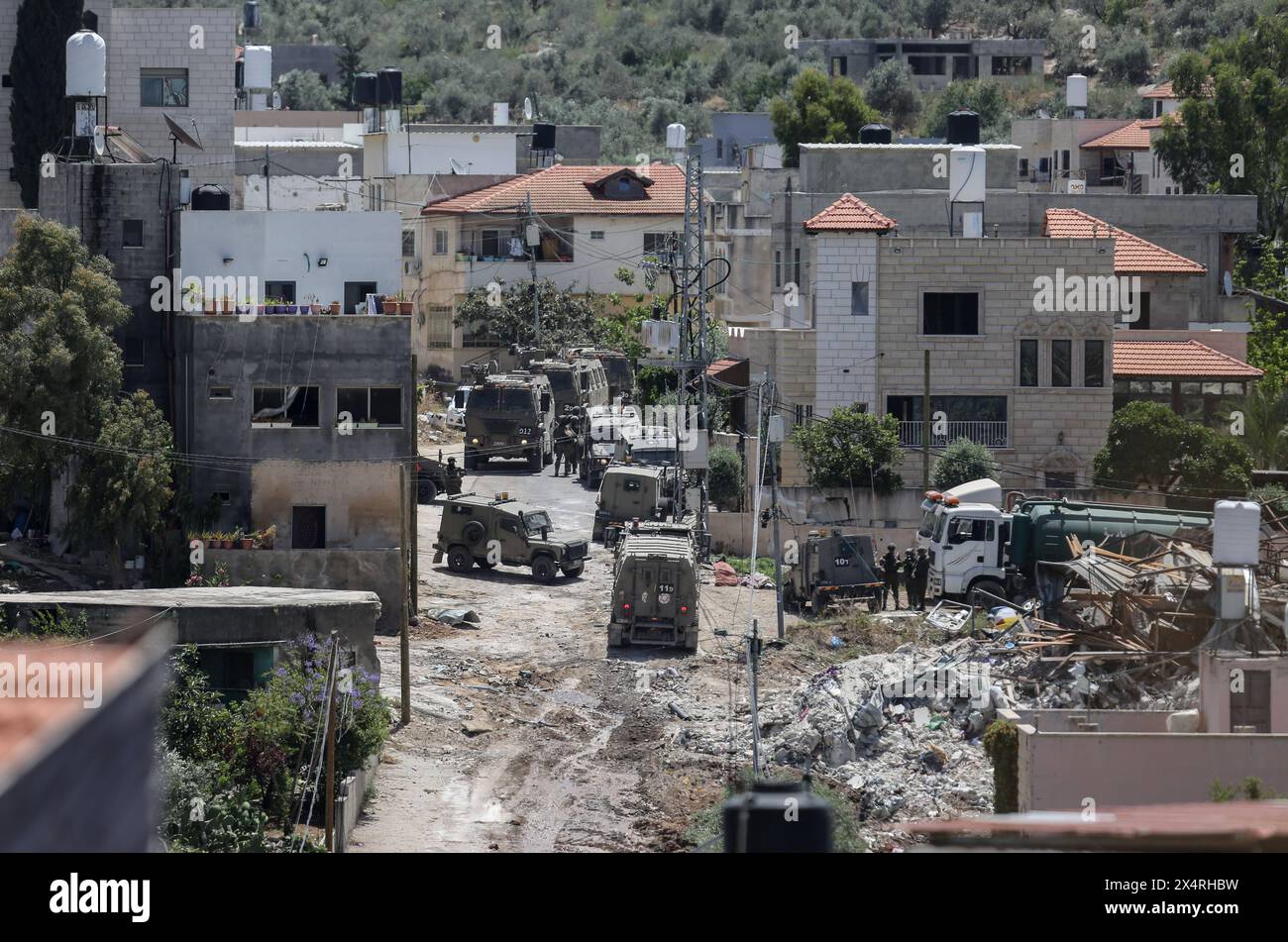 Tulkarm, Palestine. 04th May, 2024. Israeli army forces surround a ...