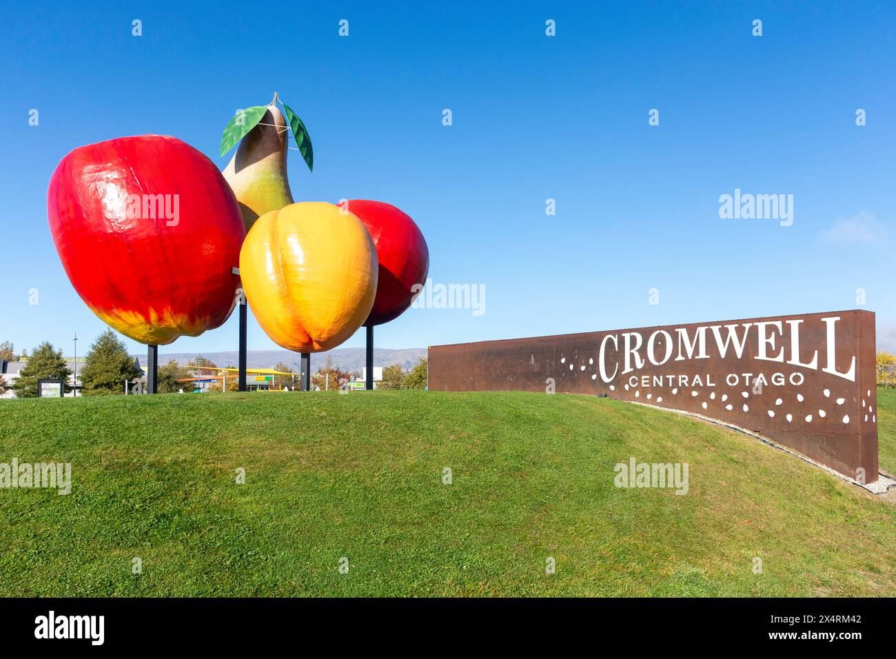 Cromwell Fruit Sculpture and town sign, State Highway 8, Cromwell ...