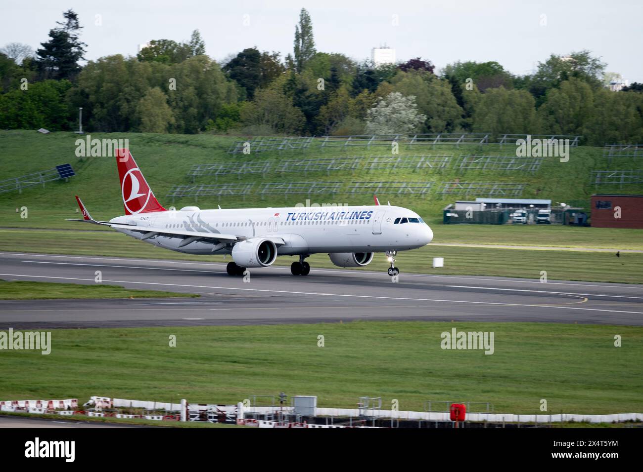 Turkish Airlines Airbus A321-271NX taking off at Birmingham Airport, UK ...