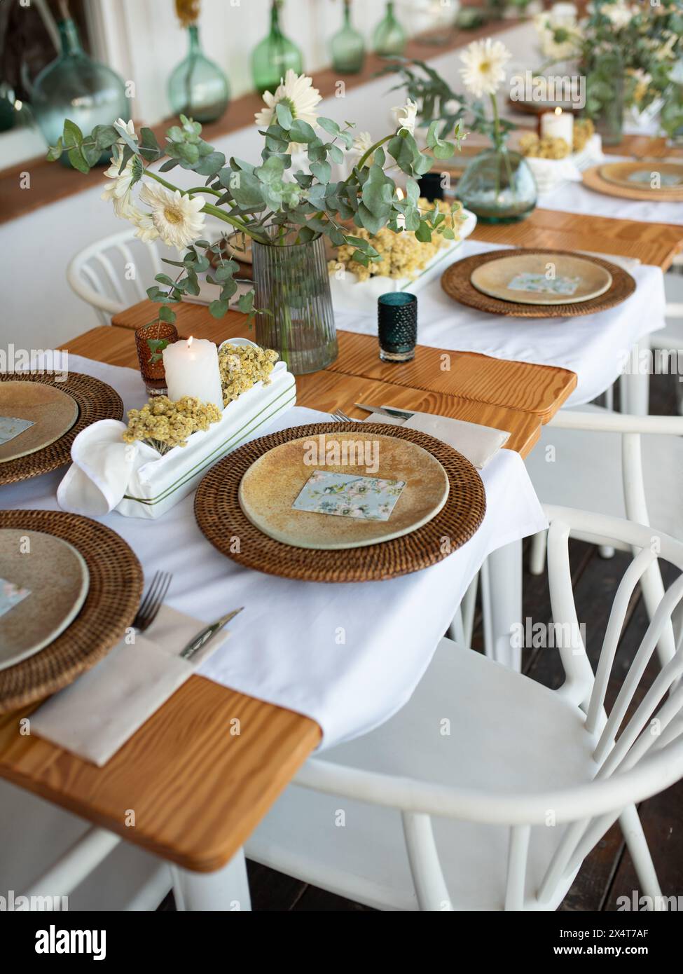 Natural cafe setting hi-res stock photography and images - Alamy