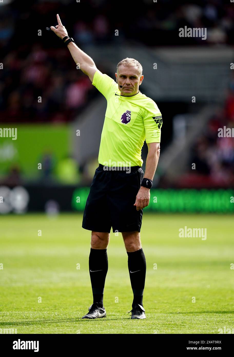 Referee Graham Scott during the Premier League match at the Gtech ...