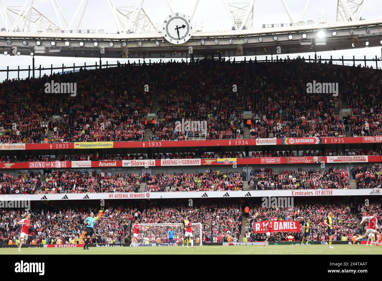 Arsenal fans banner emirates stadium hi-res stock photography and ...