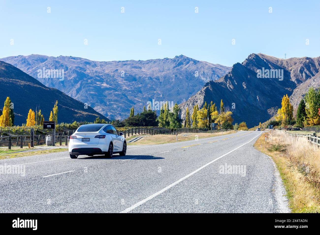 Scenic drive in autumn, Gibbston Highway, Queenstown, Central Otago ...