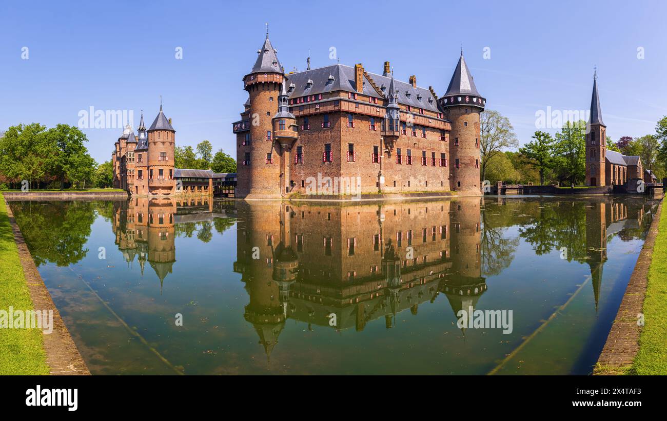 A wide panoramic 16:9 photo from a summers day at "De Haar Castle ...
